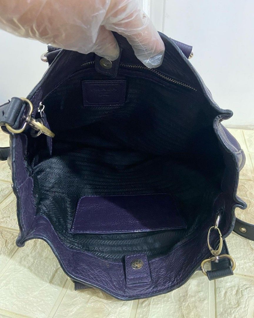 Prada made in Italy kulit asli, Fesyen Wanita, Tas & Dompet di Carousell