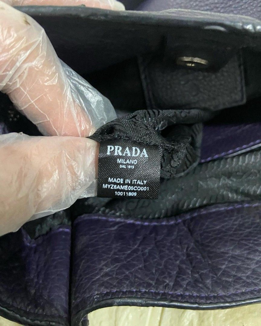 Prada made in Italy kulit asli, Fesyen Wanita, Tas & Dompet di Carousell