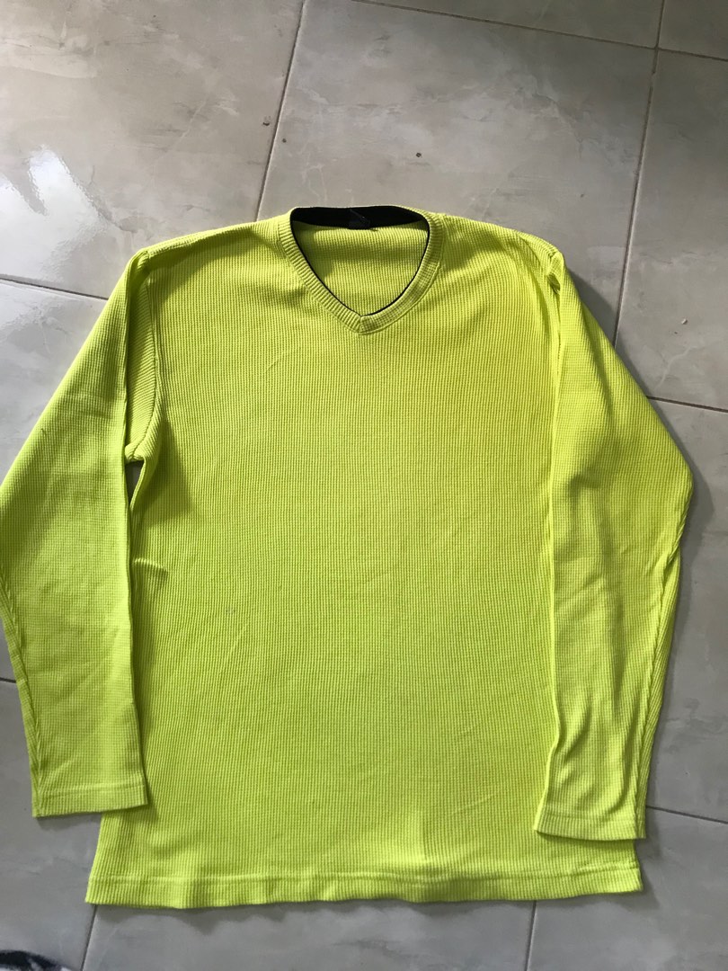 Bahan wafer persis UNIQLO, Fesyen Pria, Pakaian , Atasan di Carousell