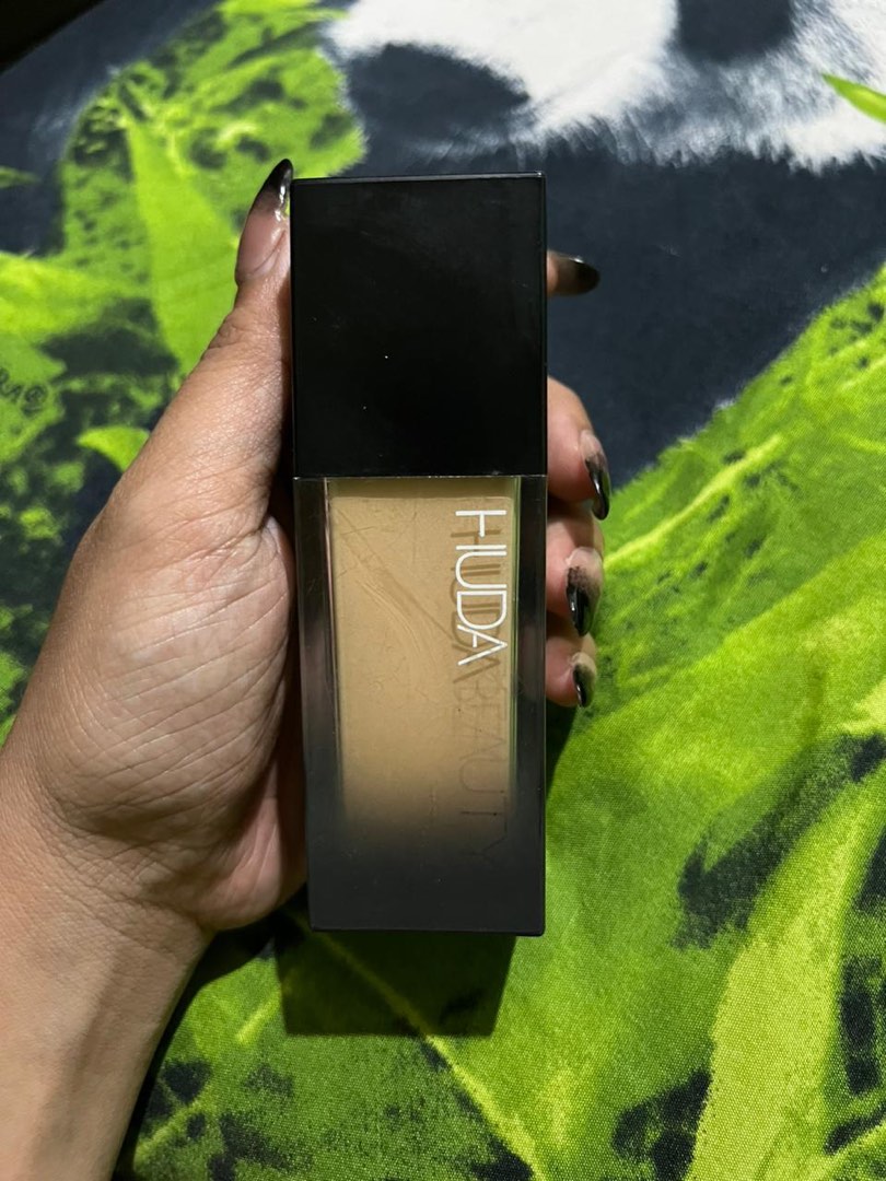 Foundation Huda Beauty, Kesehatan & Kecantikan, Rias Wajah di Carousell