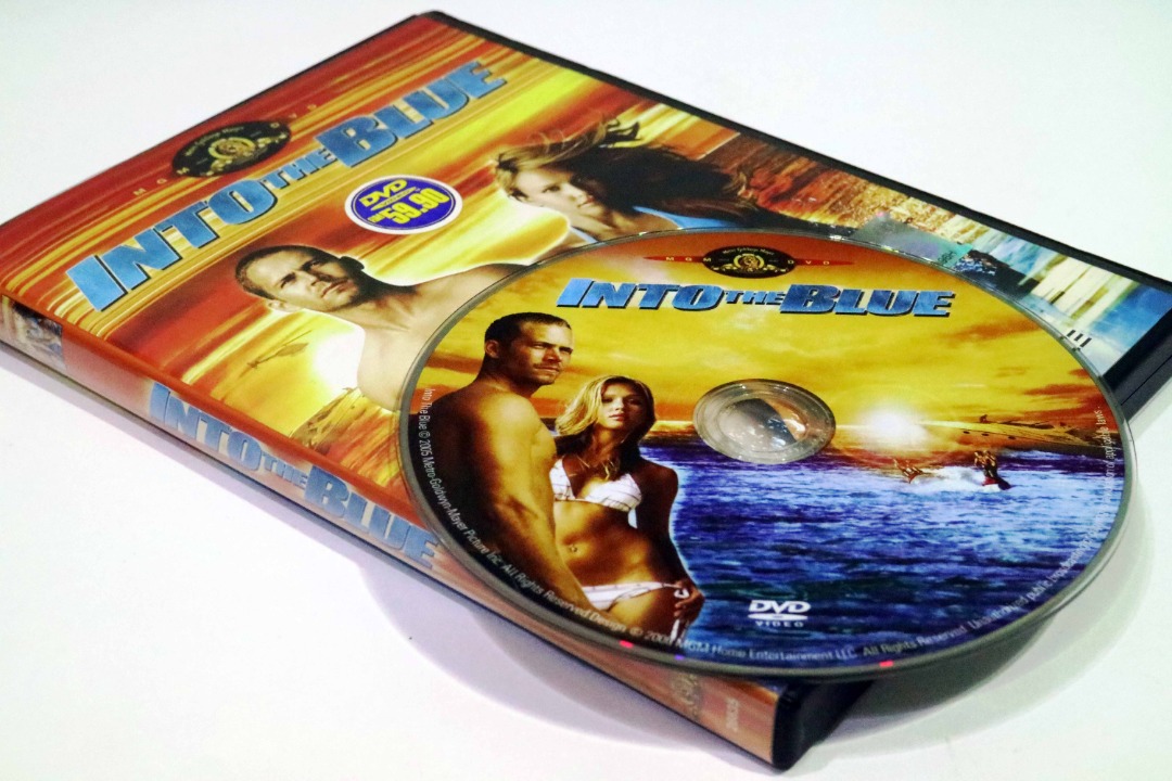 Ori DVD - INTO THE BLUE [2005] Movie, Hobbies & Toys, Music & Media, CDs & DVDs on Carousell