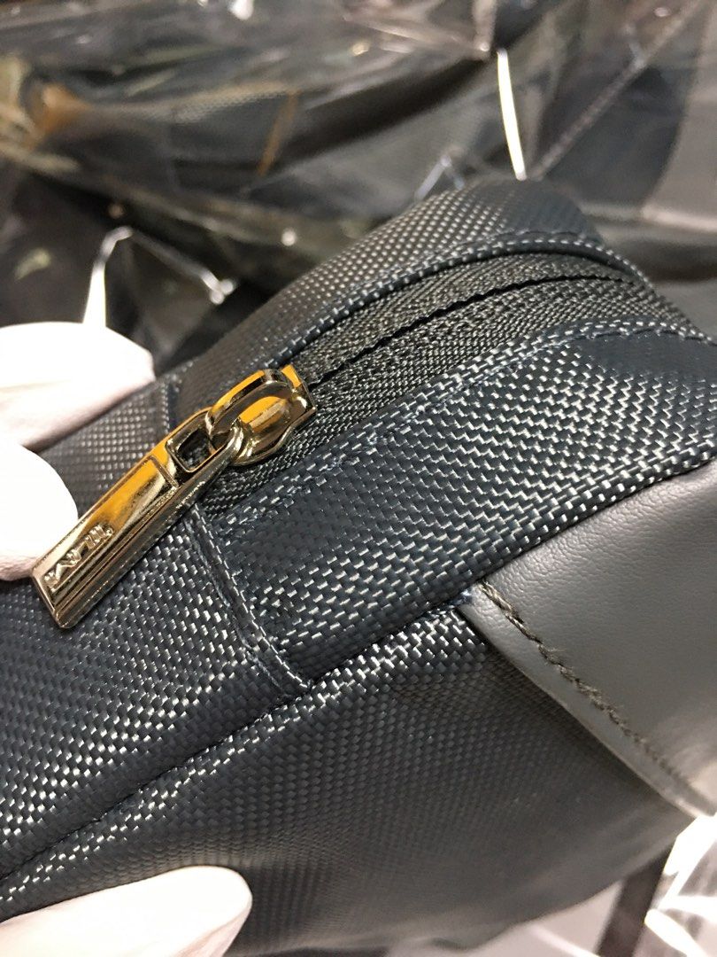 Tumi bag Delta First Biz class amenity pouches cable pouch blue-grey, Women's Fashion, Bags ...