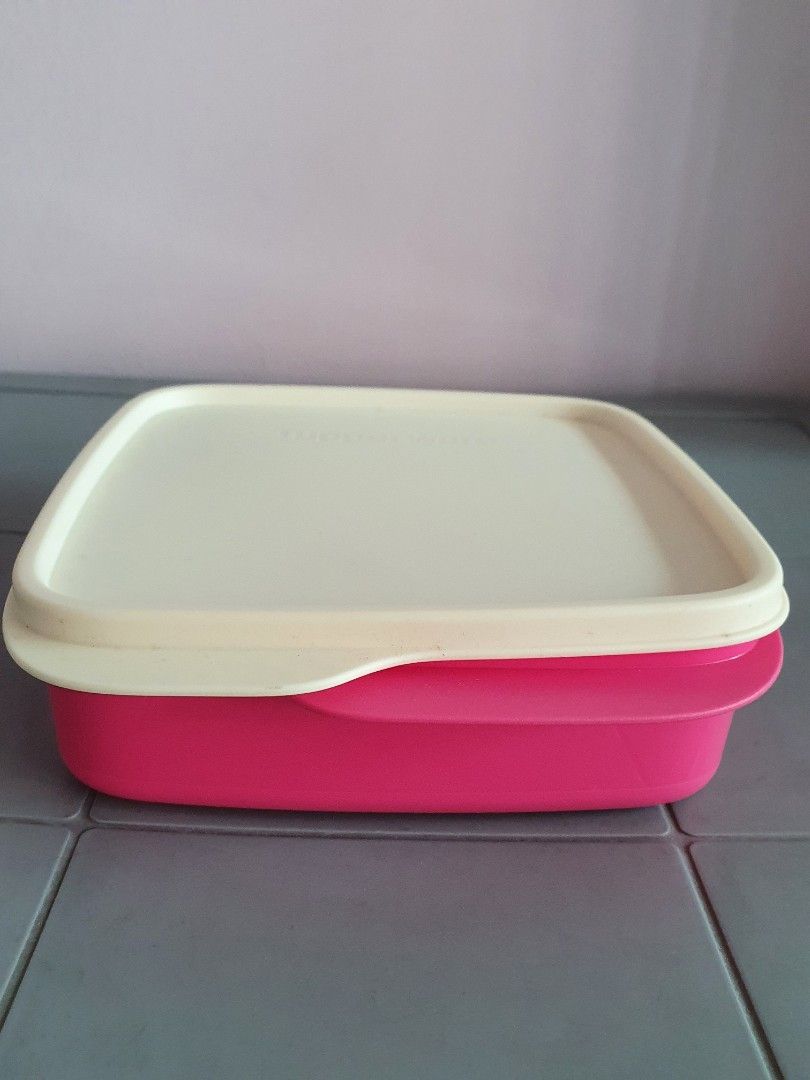 Tupperware Pink Lunch Box (550ml), Furniture & Home Living, Kitchenware ...