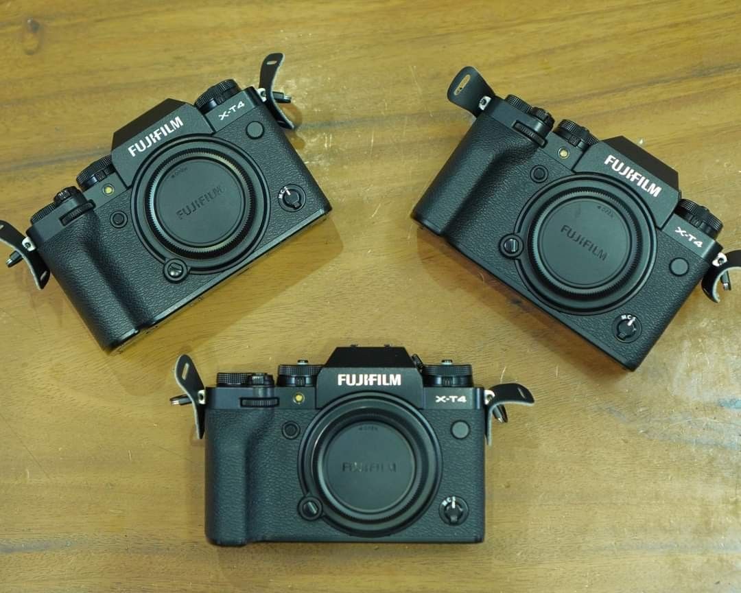 XT4 black (body), Photography, Cameras on Carousell