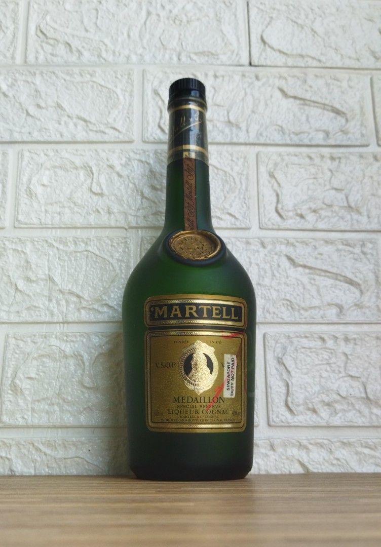 Botol bekas miras Martell Medaillon Old 700ml, Antik, Pajangan di Carousell