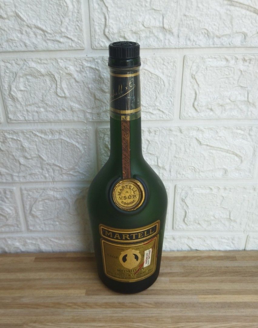 Botol bekas miras Martell Medaillon Old 700ml, Antik, Pajangan di Carousell