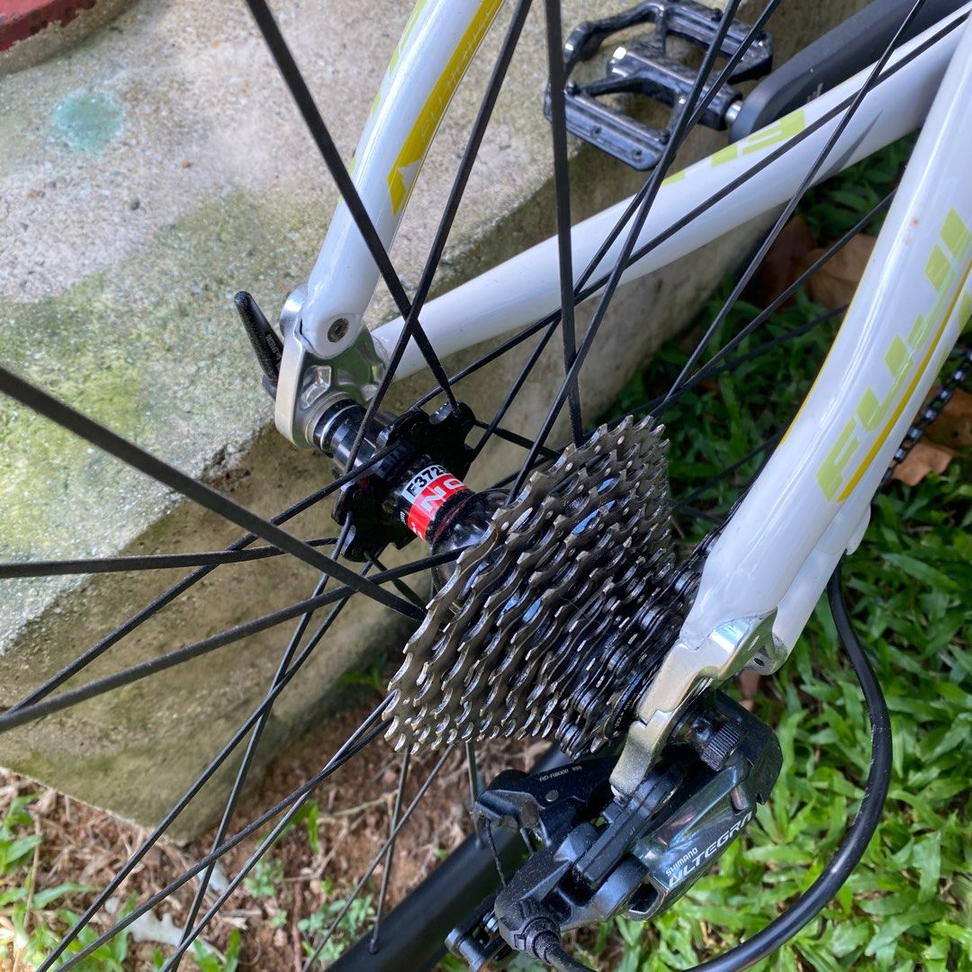 Fuji Supreme 2.0 Carbon Road Bike, Sports Equipment, Bicycles & Parts ...