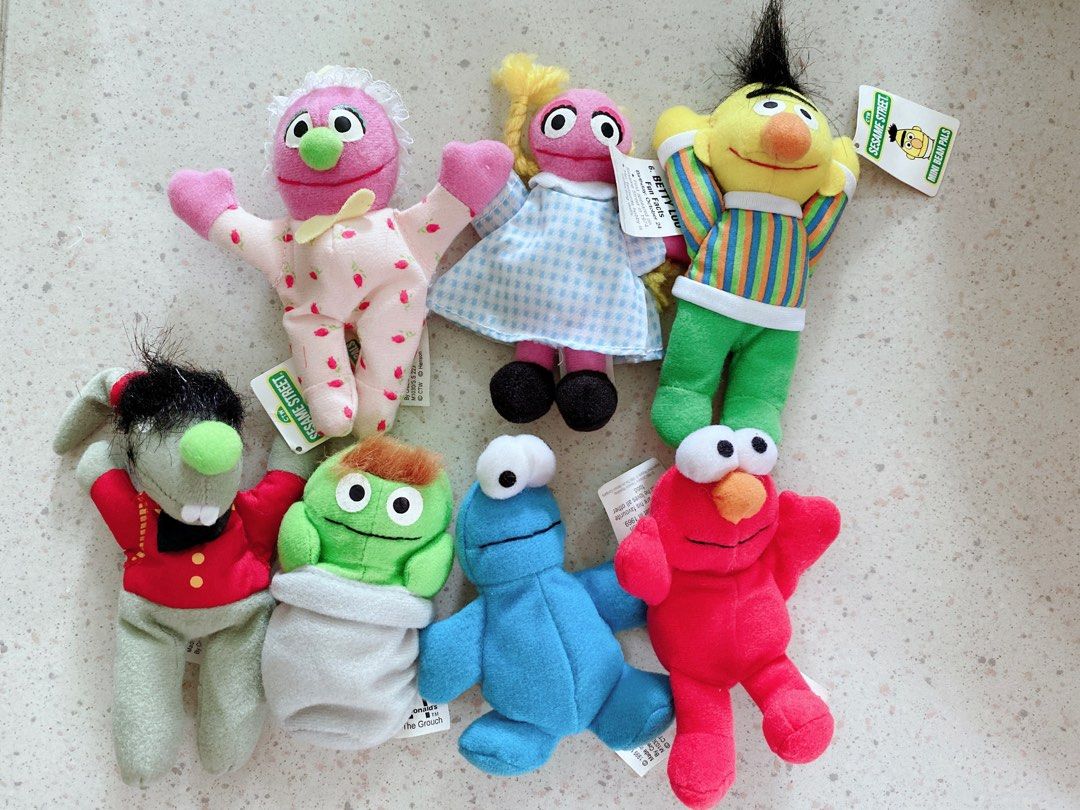 Hello Kitty / Sesame Street / Bulbasaur Collectibles, Hobbies & Toys ...