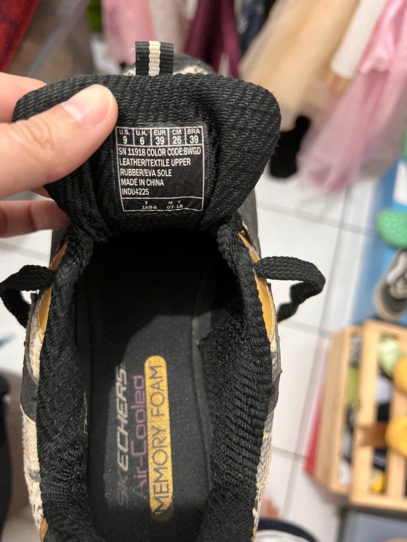 Sepatu skecher original plus box, Fesyen Wanita, Sepatu di Carousell