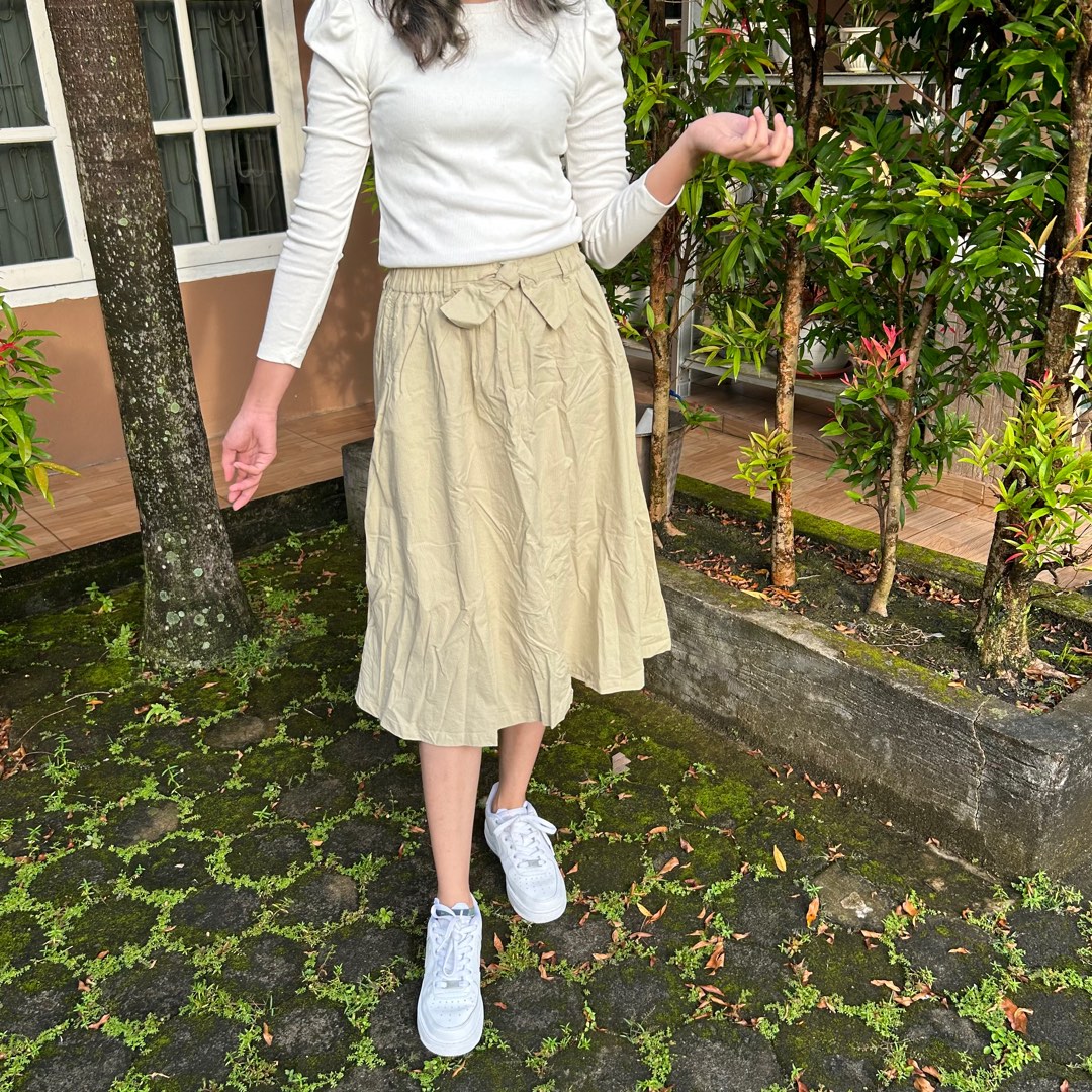 Uniqlo Rok Warna Sage Green, Fesyen Wanita, Pakaian Wanita, Gaun & Rok ...