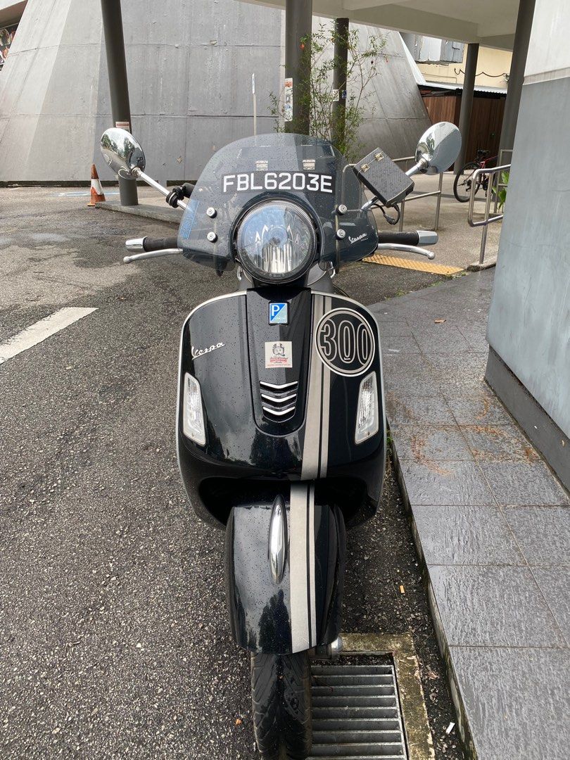 Vespa GTS 150/300 original smoked windshield, Motorcycles, Motorcycle ...