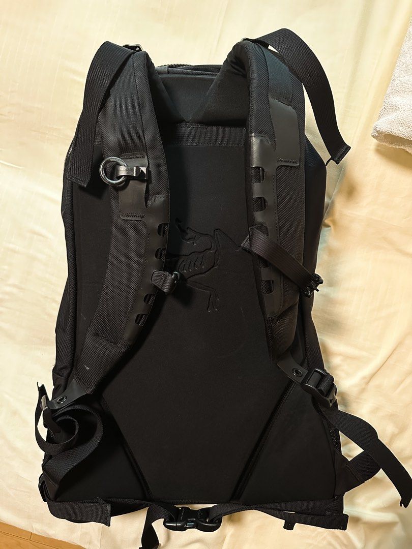 Arcteryx Arro 22L, Luxury, Bags & Wallets on Carousell