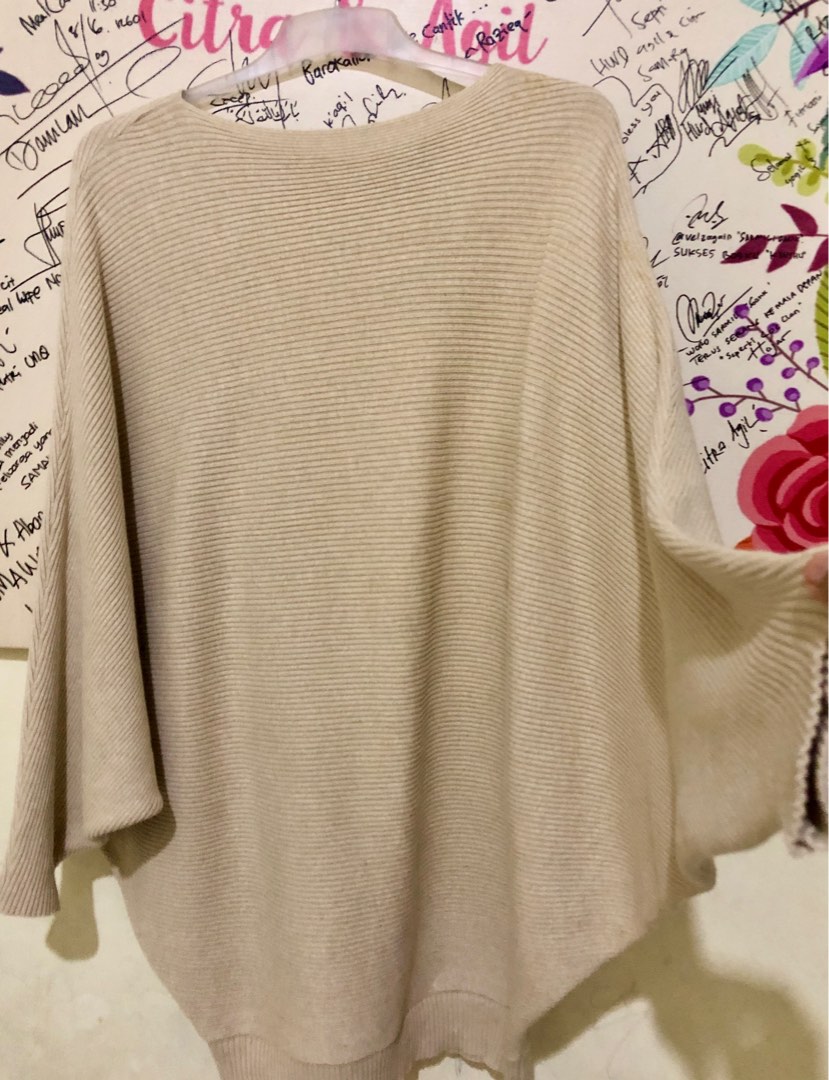 Baju Knit coklat muda, Fesyen Wanita, Pakaian Wanita, Atasan di Carousell