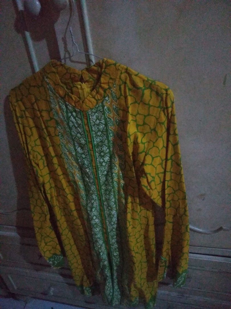 Batik kuning size s, Fesyen Wanita, Muslim Fashion, Atasan di Carousell