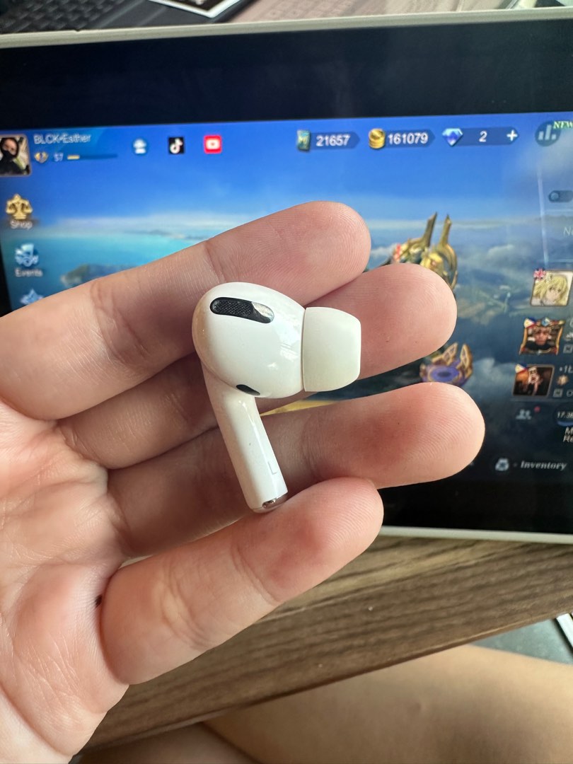 Left bud Airpods Pro 1 FIXED PRICE on Carousell
