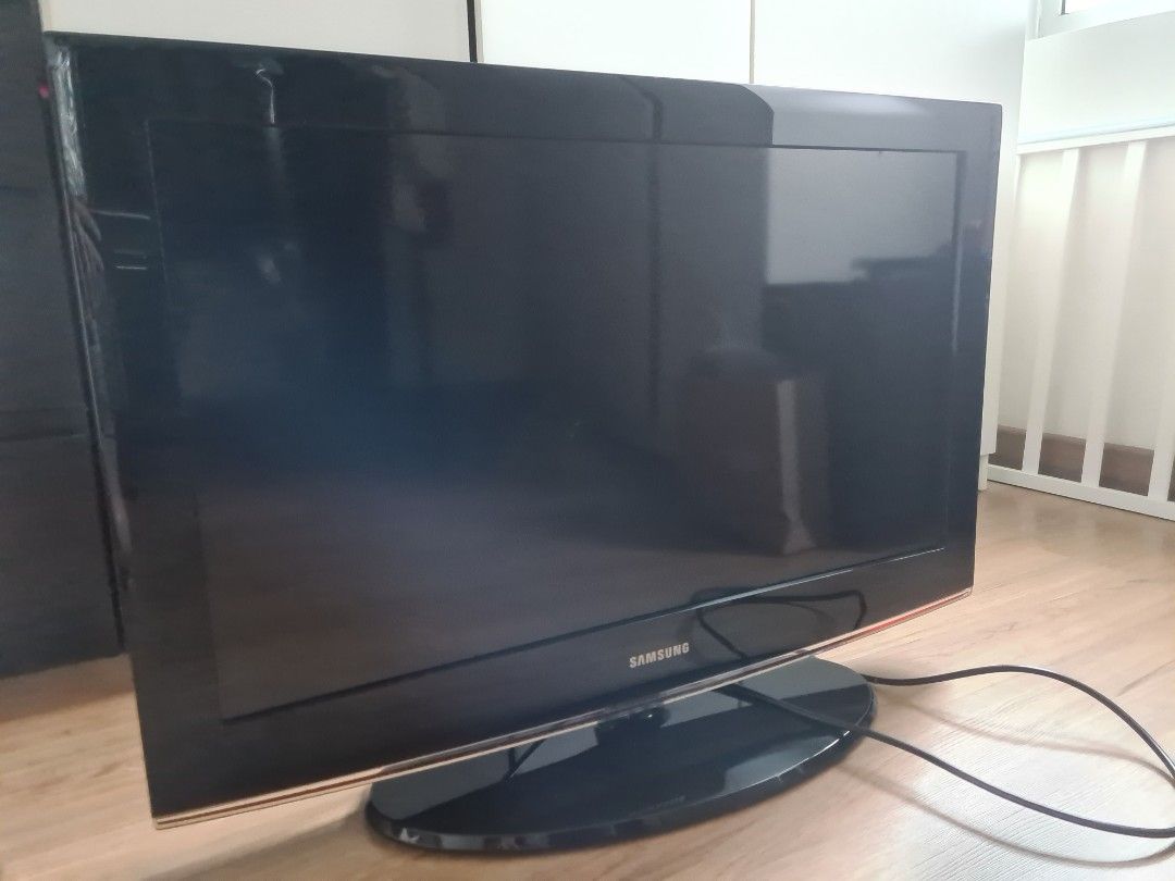 Samsung LCD TV 32', TV & Home Appliances, TV & Entertainment, TV on ...