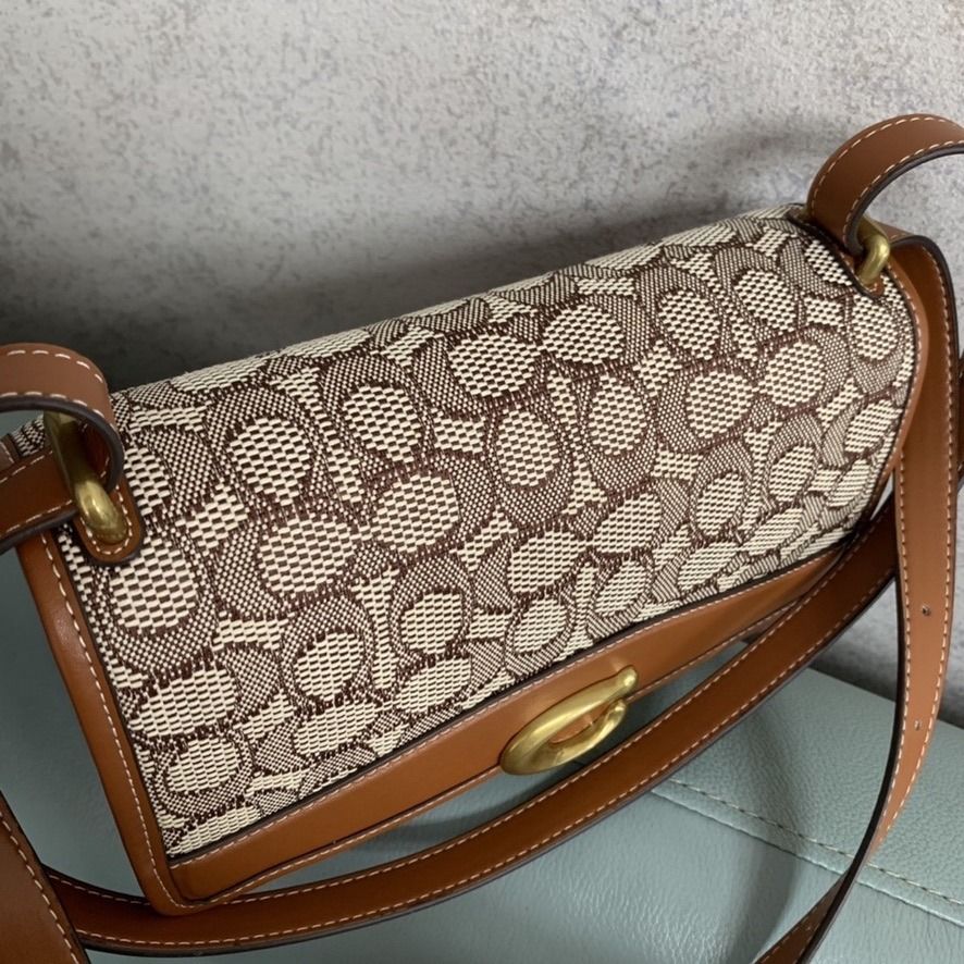 tas coach bandit shoulder bag in signature jacquard 2022, Fesyen Wanita ...