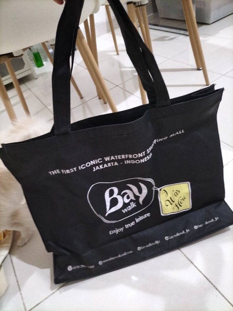 Tote bag besar dari baywalk mall, Serba Serbi, Others di Carousell