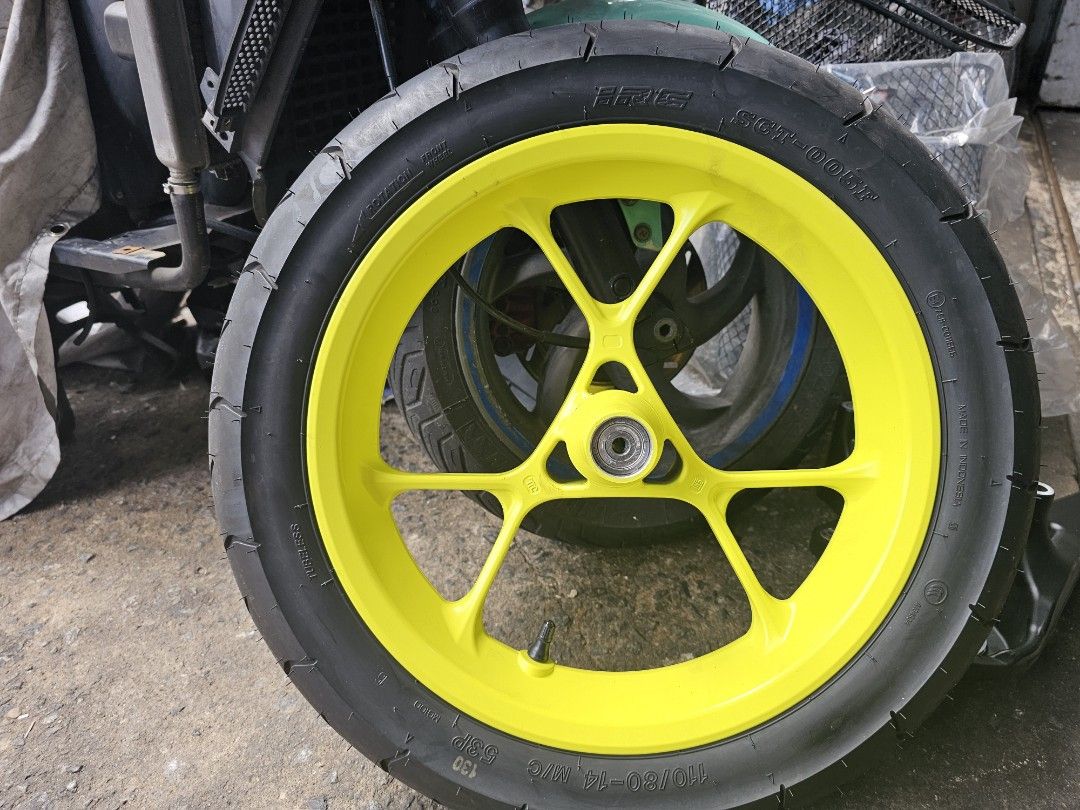 Aerox v2 cover set and full rim set, Motorcycles, Motorcycle ...