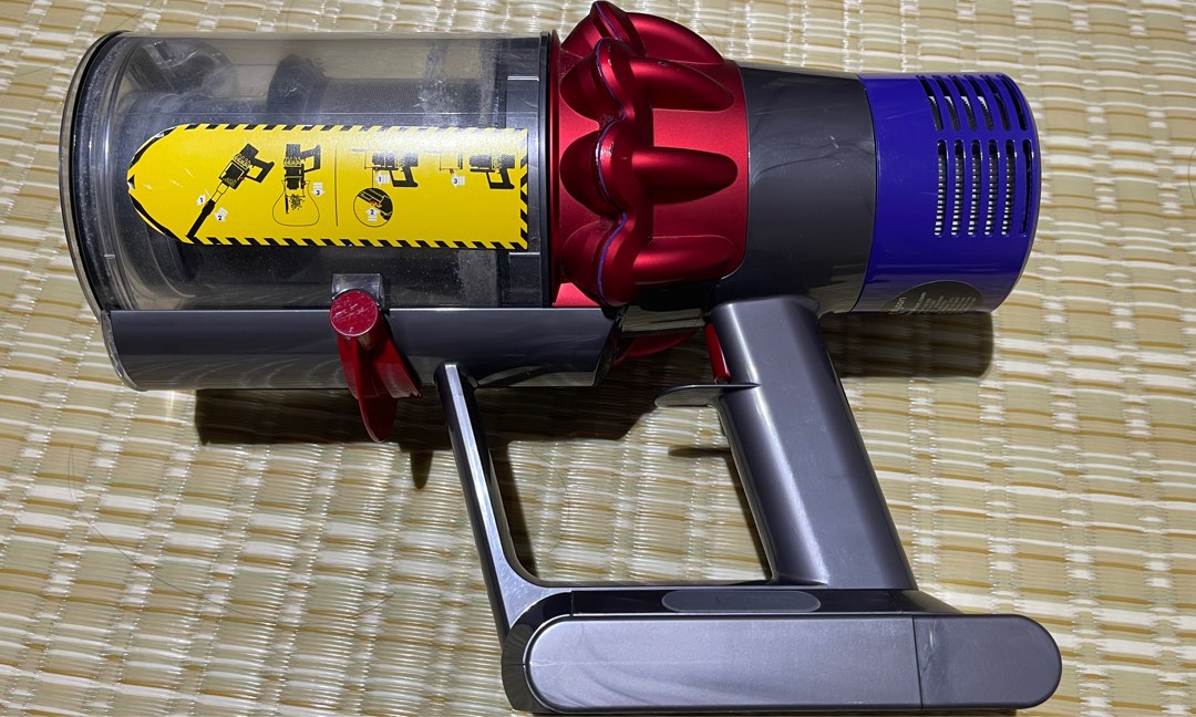 Dyson V10 Main Unit ONLY (Switch Broken), 家庭電器, 吸塵機 ＆ 家居清潔電器 - Carousell