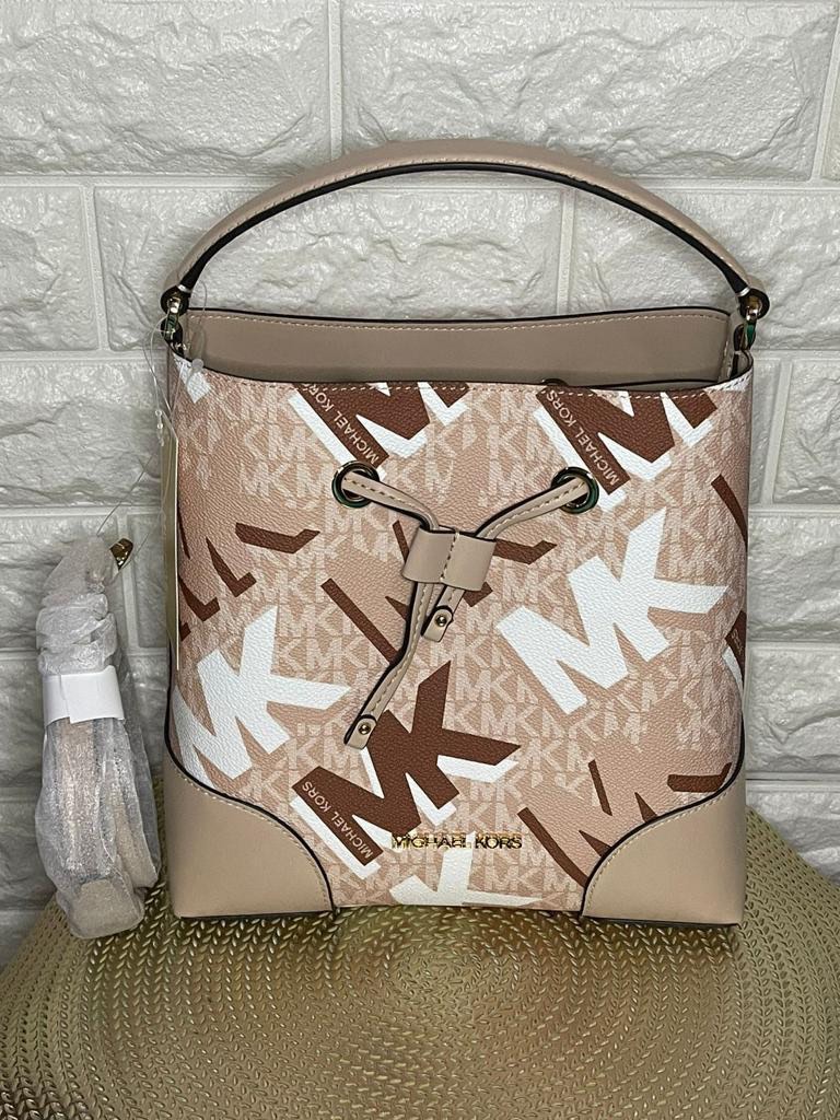 Michael kors MK Mercer Medium Bucket in Signature Buff Multi 22x22x14cm ...