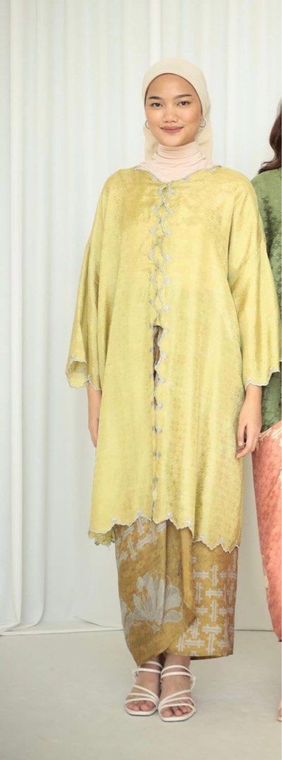 Thea KL Khalsom Kebaya Sulam, Women's Fashion, Muslimah Fashion, Baju ...