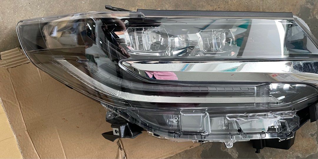 Alphard right side headlight, Car Accessories, Accessories on Carousell
