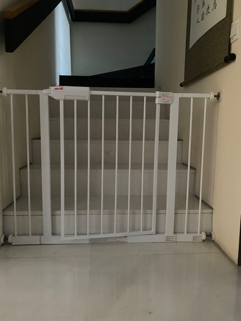 Baby safety gate, Babies & Kids, Baby Nursery & Kids Furniture, Safety ...