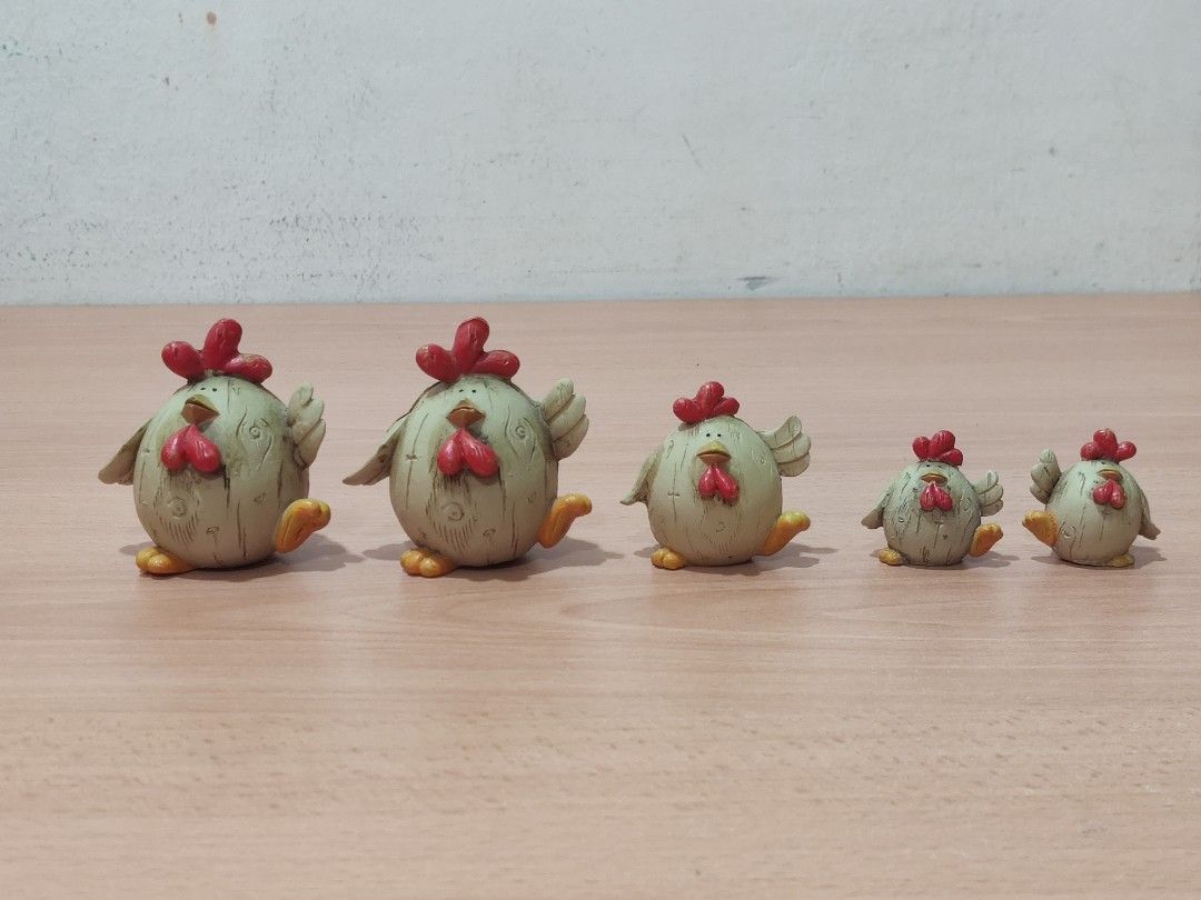 Cute Round Roosters Deco Display, Furniture & Home Living, Home Decor ...