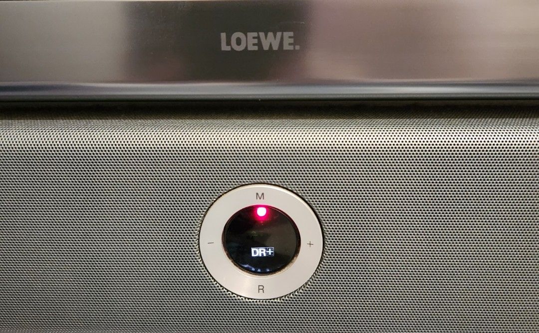 LOEWE INDIVIDUAL 32 S LCD TV With Soundbar And Rotating TV Stand, TV ...