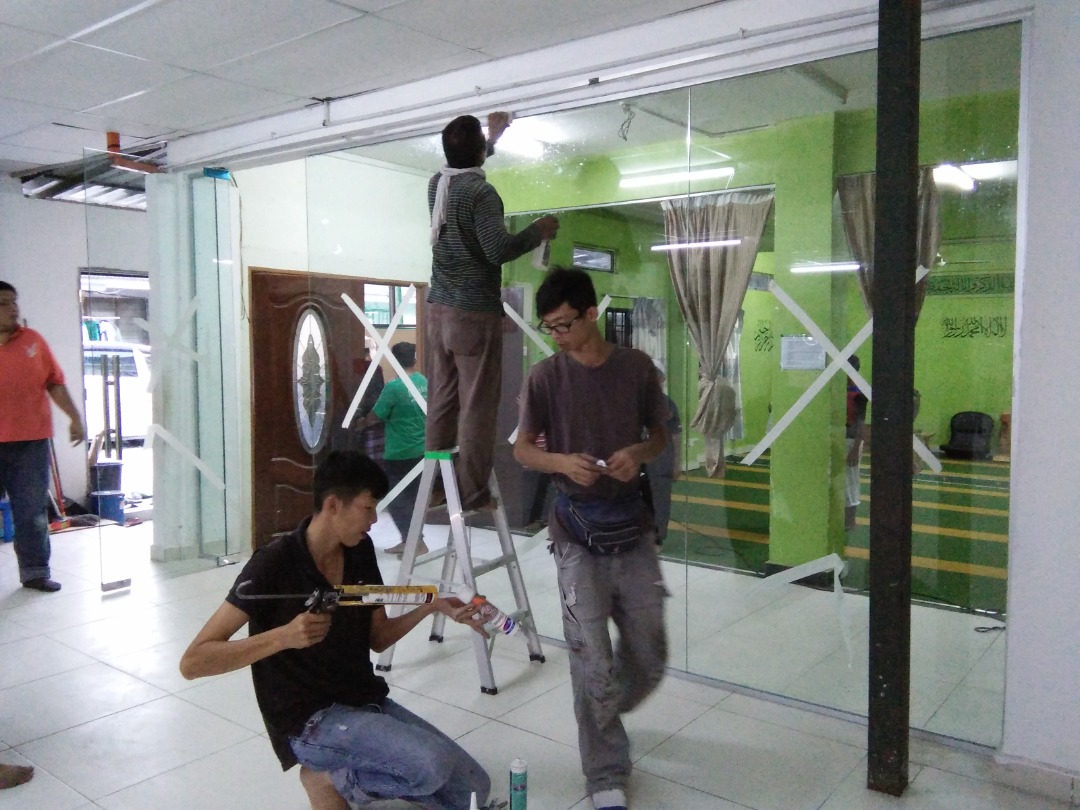 PASANG DINDING JENIS KACA l 12mm clear tempered glass wall install ...