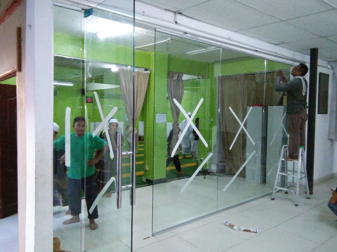PASANG DINDING JENIS KACA l 12mm clear tempered glass wall install ...