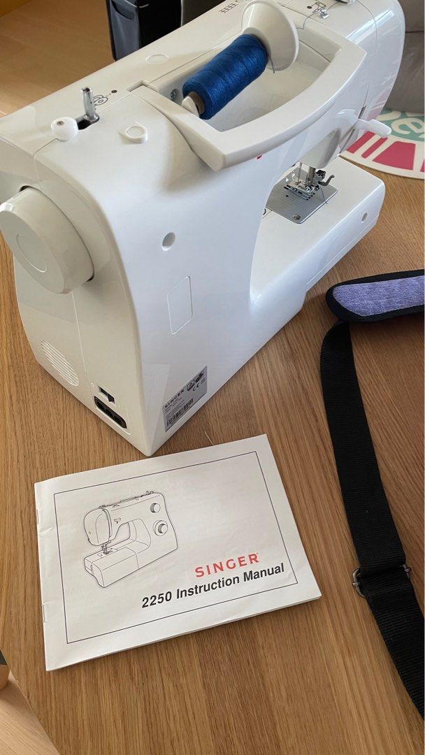 Singer Tradition 2500 Sewing Machine, 興趣及遊戲, 手作＆自家設計, 工藝用品及工具 - Carousell