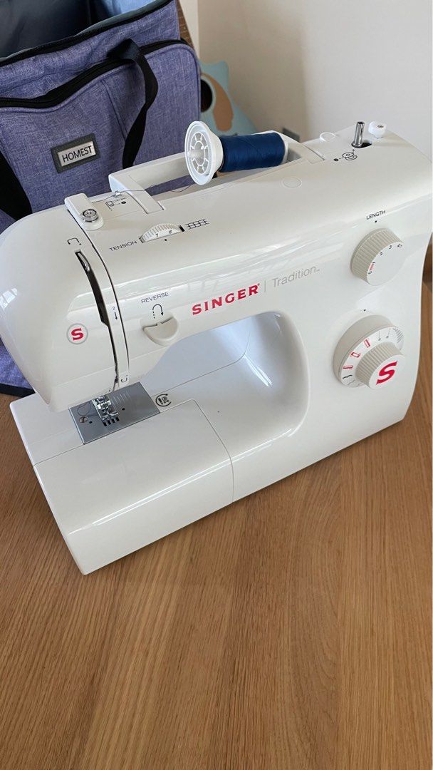 Singer Tradition 2500 Sewing Machine, 興趣及遊戲, 手作＆自家設計, 工藝用品及工具 - Carousell