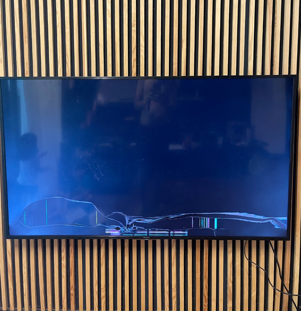 Sony 65 KD65X8000G LED 4K Ultra HD (crack screen), TV & Home Appliances, TV & Entertainment, TV ...