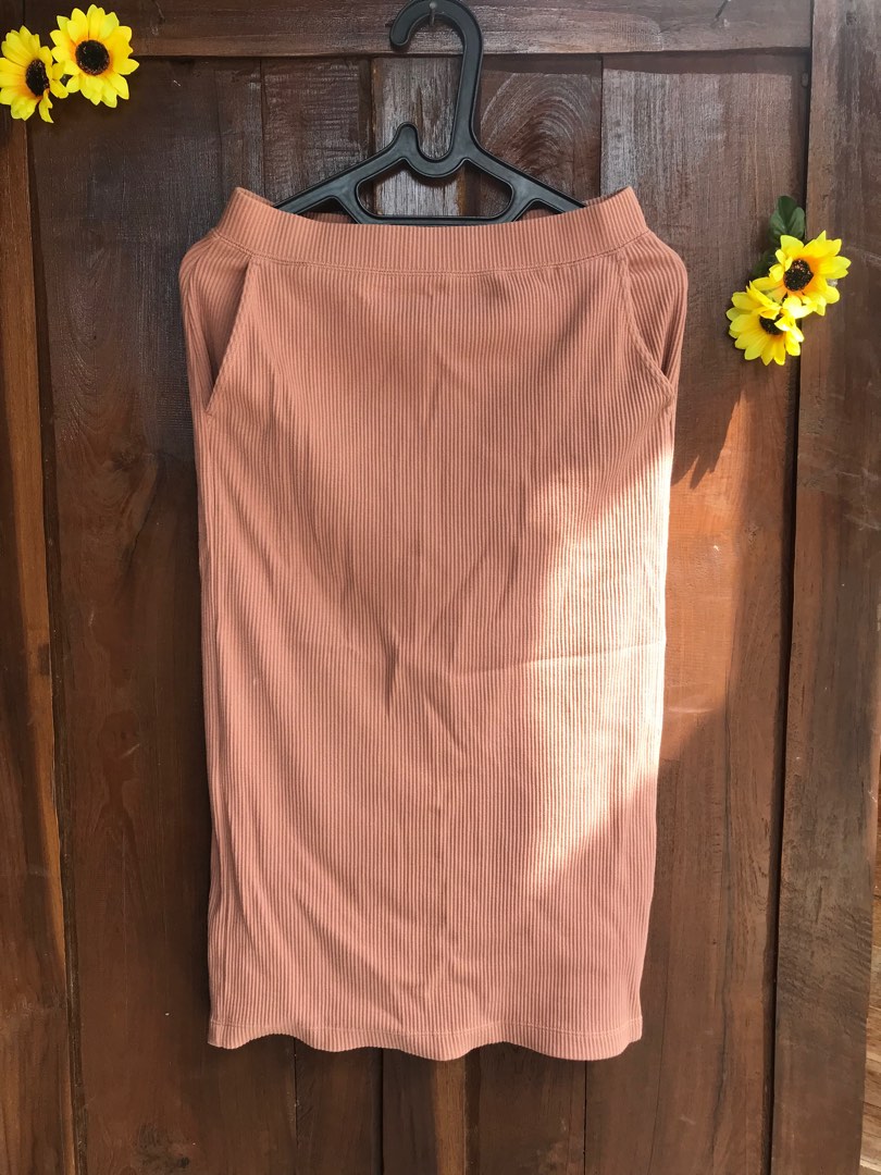 UNIQLO rok skirt 3/4, Fesyen Wanita, Pakaian Wanita, Bawahan di Carousell