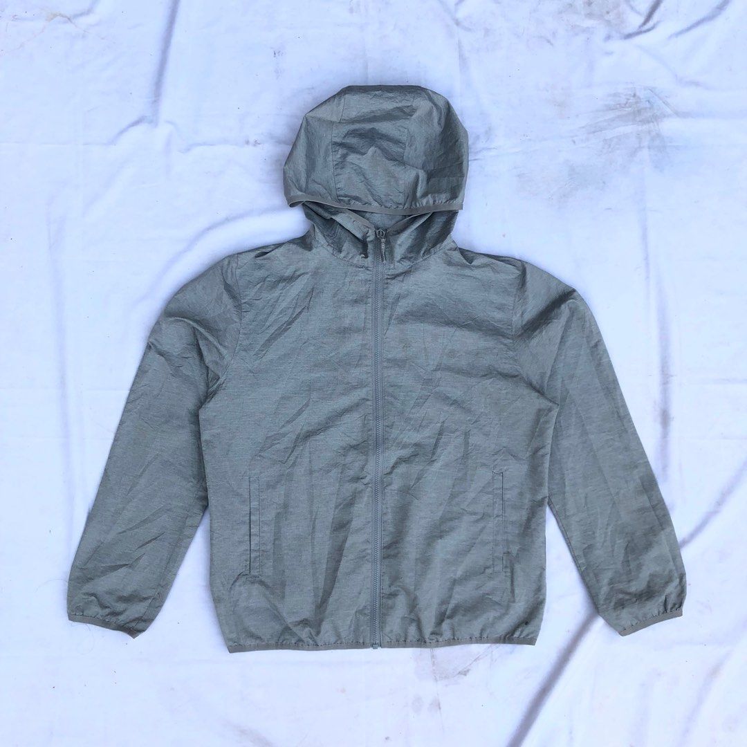 Jaket Uniqlo Parasut, Fesyen Pria, Pakaian , Atasan di Carousell
