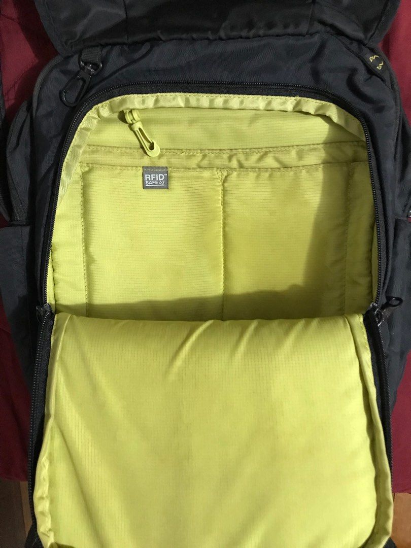 PacSafe: Metrosafe 300 GII Laptop Bag, Men's Fashion, Bags, Backpacks ...