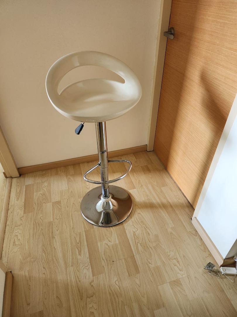 White Bar Chair with 360 Degree Rotation and Adjustable Height ...