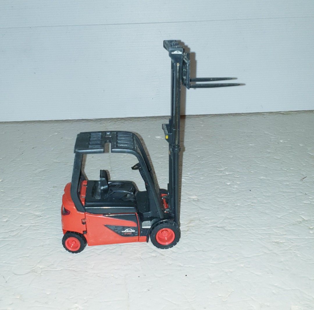 LINDE E SERIES ELECTRIC FORKLIFT 1:25 MODEL, Hobbies & Toys, Toys ...