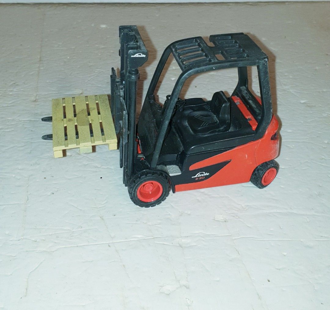 LINDE E SERIES ELECTRIC FORKLIFT 1:25 MODEL, Hobbies & Toys, Toys ...