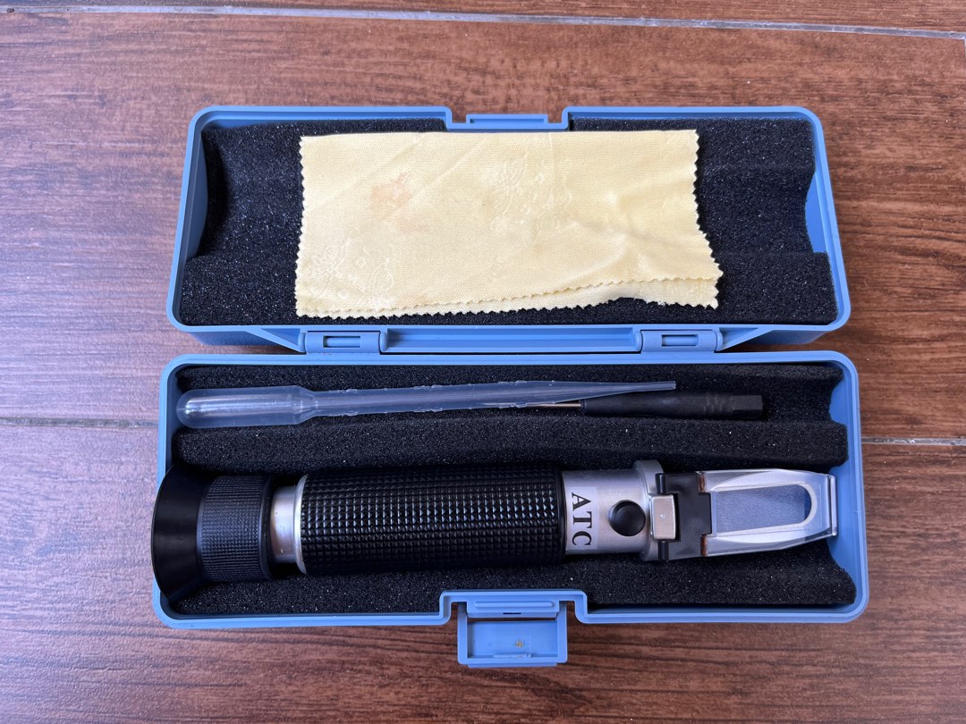 Portable Refractometer, Pet Supplies, Homes & Other Pet Accessories on Carousell
