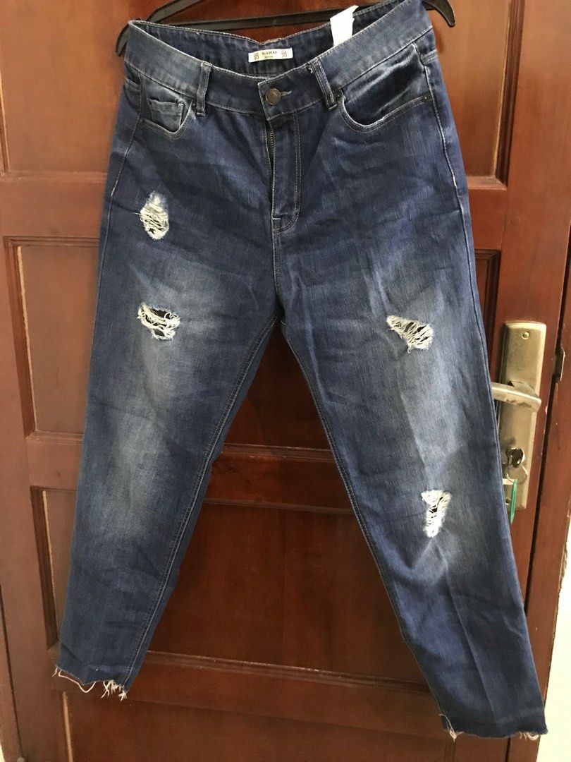 Pull&Bear Mom Ripped Jeans, Fesyen Wanita, Pakaian Wanita, Bawahan di Carousell