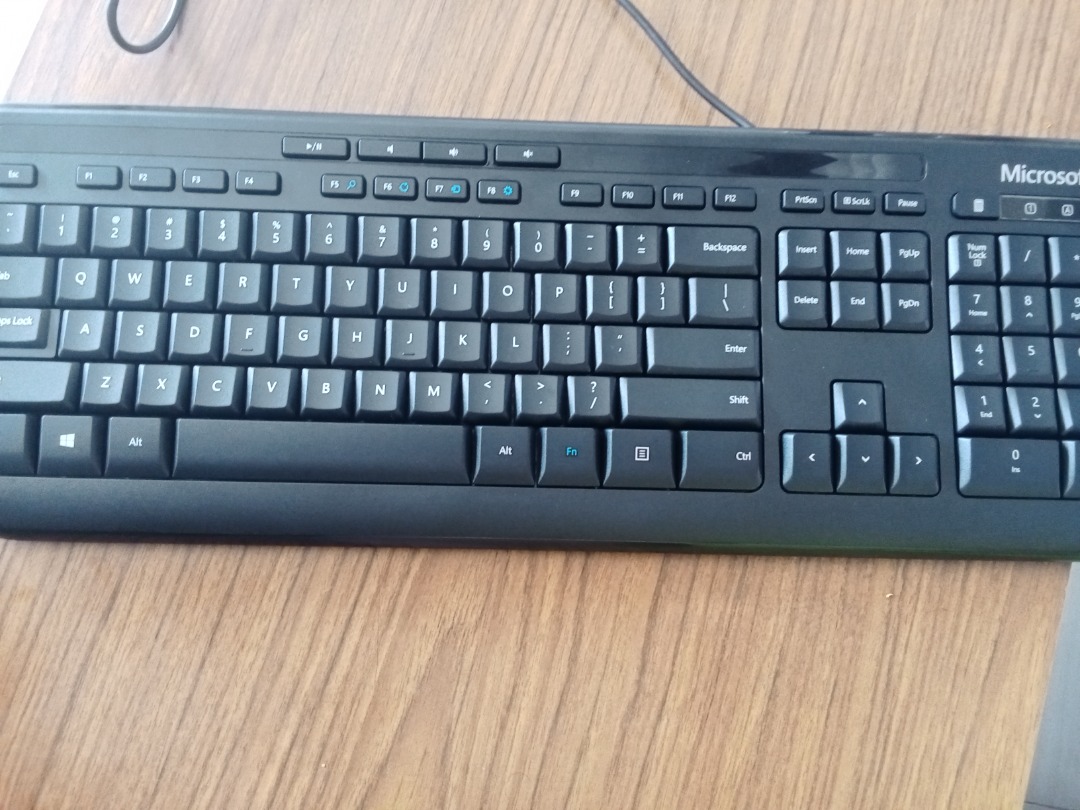 Used once Microsoft 600 wired keyboard with flip stand, Computers ...