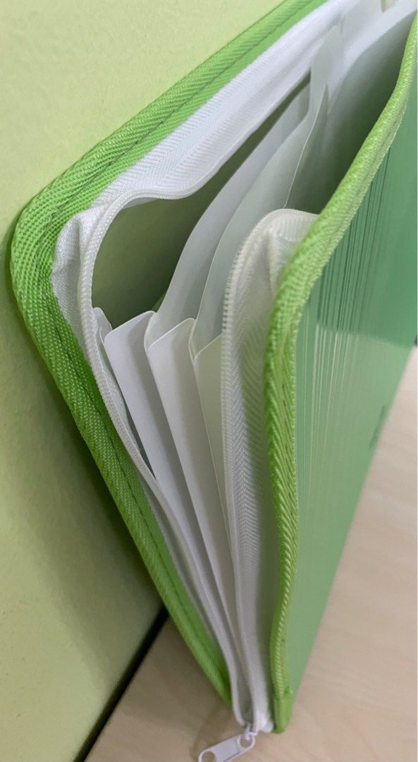 [BNWT] Zipper Expanding File [Brand: Foldermate], Hobbies & Toys ...