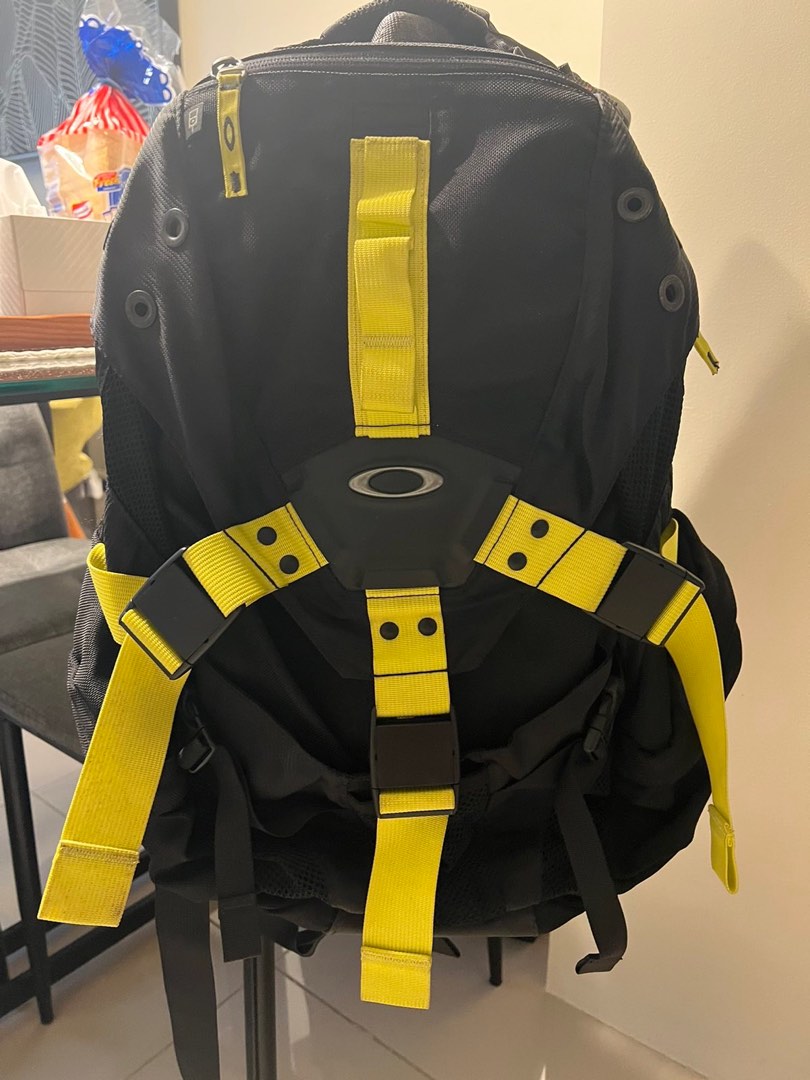 OAKLEY ICON 2.0 Backpack (Black / Volt Colorway) on Carousell