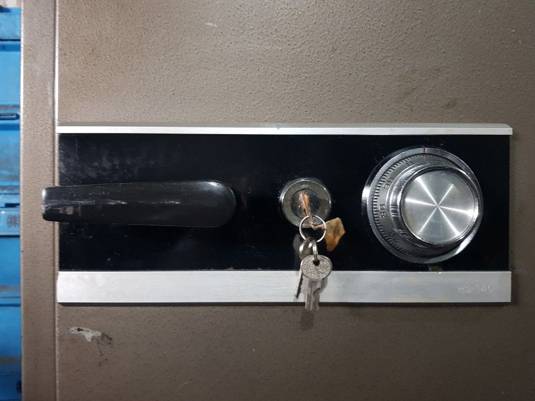 Safety Vaults, Furniture & Home Living, Security & Locks, Safe on Carousell