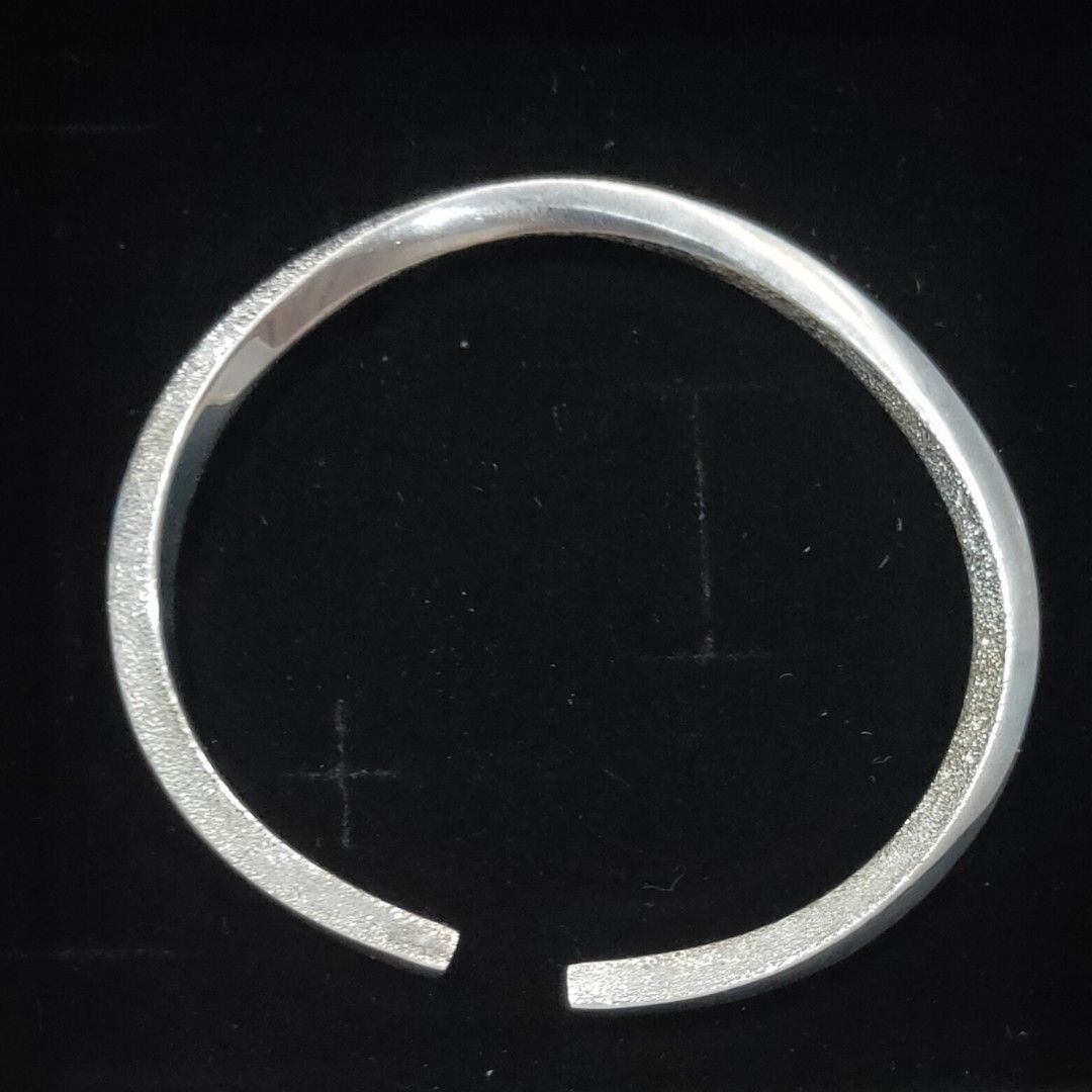 999 silver mobius twist bangle, Women's Fashion, Jewelry & Organisers, Bracelets on Carousell