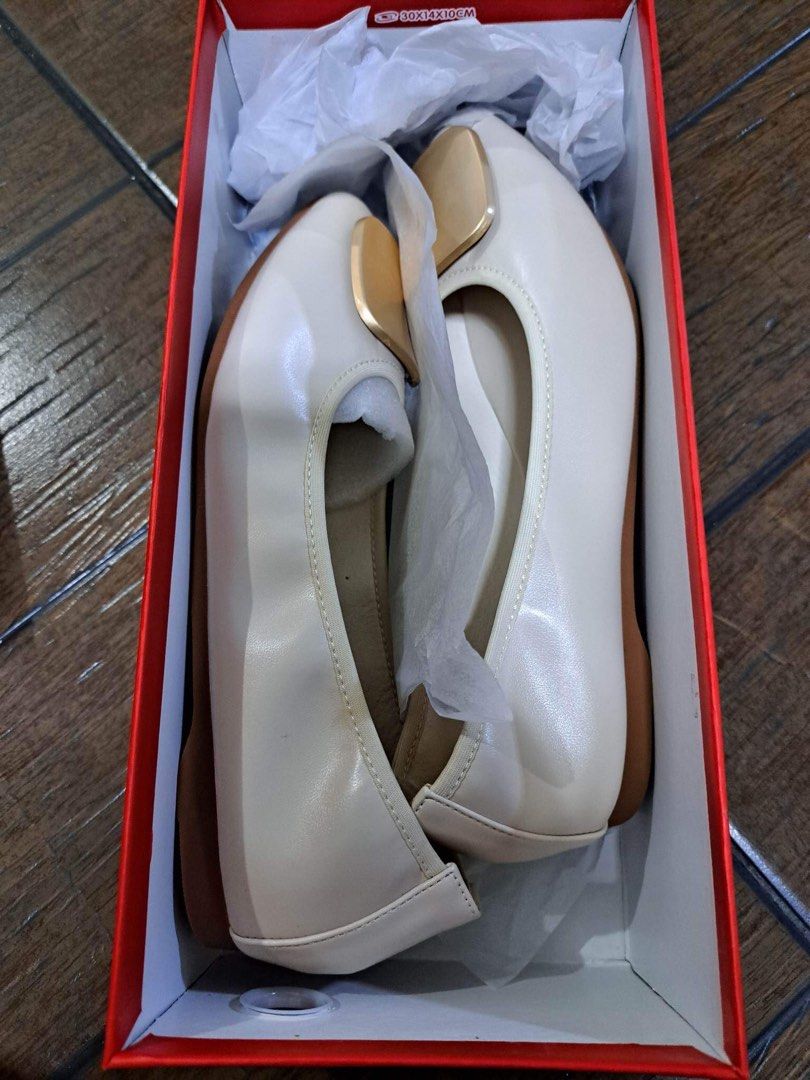 CLN Flats, Women's Fashion, Footwear, Flats & Sandals on Carousell