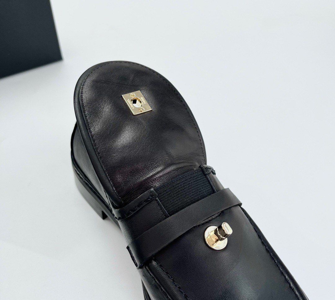 Coco Chanel Loafer, 女裝, 鞋, Loafers - Carousell